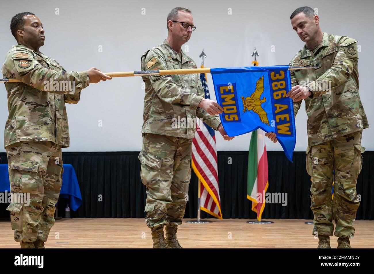 USA Air Force Chief Master Sgt. Tyrell McClora, Linke, hochrangiger ...