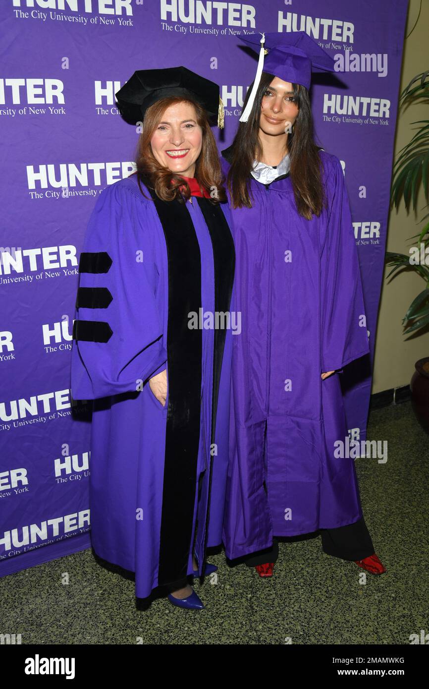 Jennifer J. Raab, Präsidentin des Hunter College, und die Autorin ...