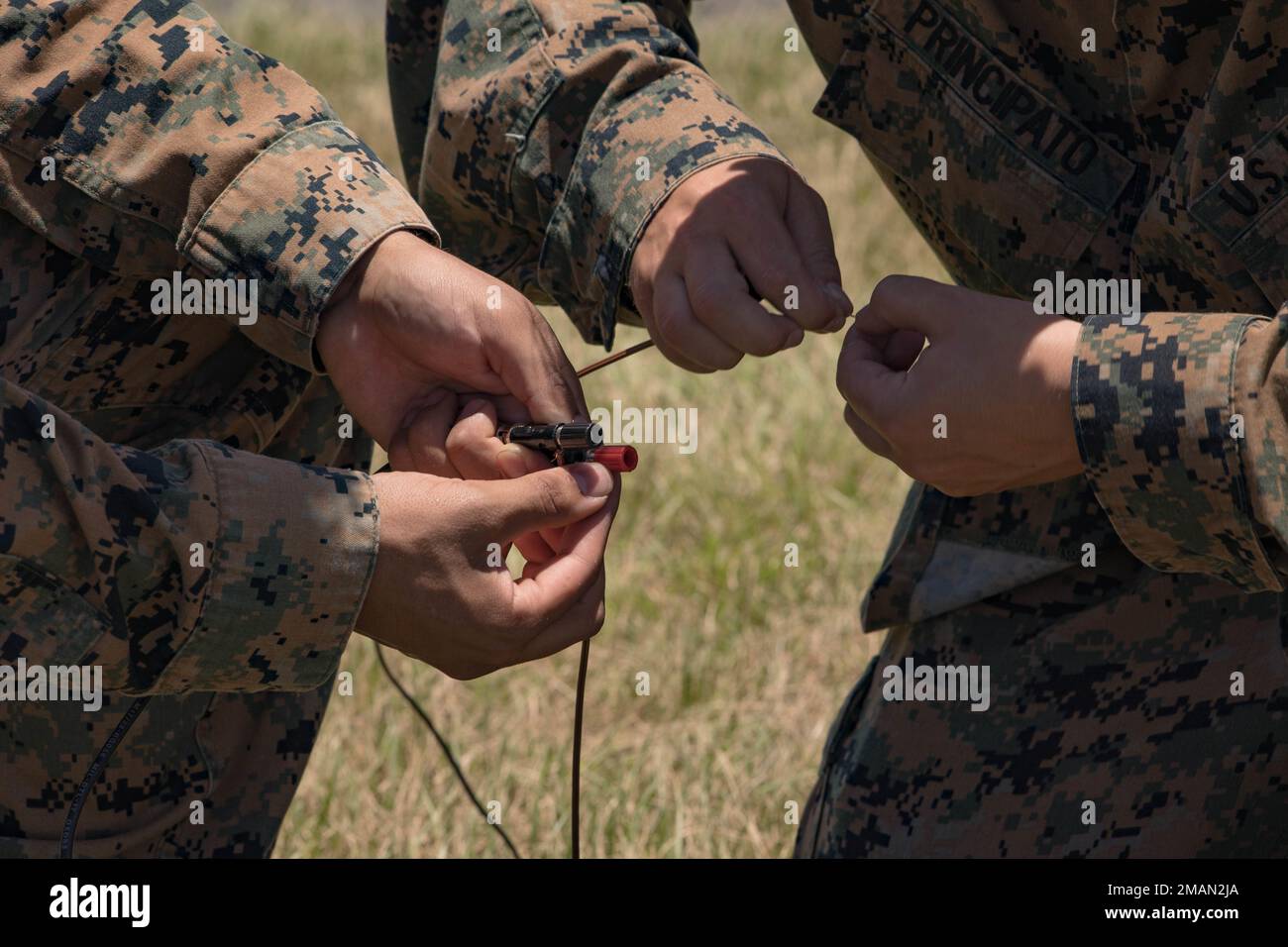USA Marinekorps CPL. Melvin Hernandez, Left, und Sgt. Lucas Principato ...