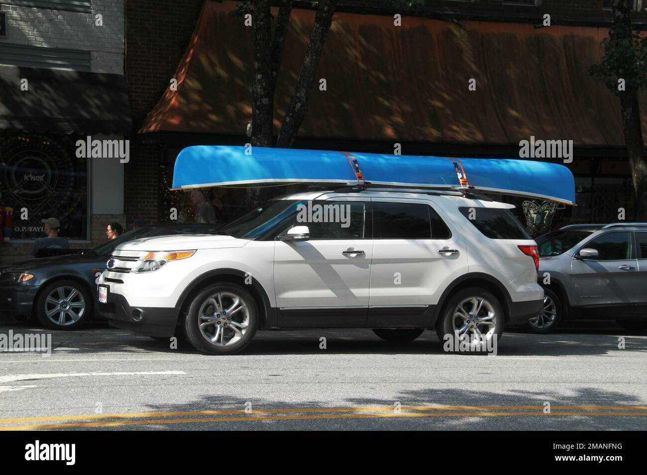 Kanu auf dem dach des autos -Fotos und -Bildmaterial in hoher Auflösung ...