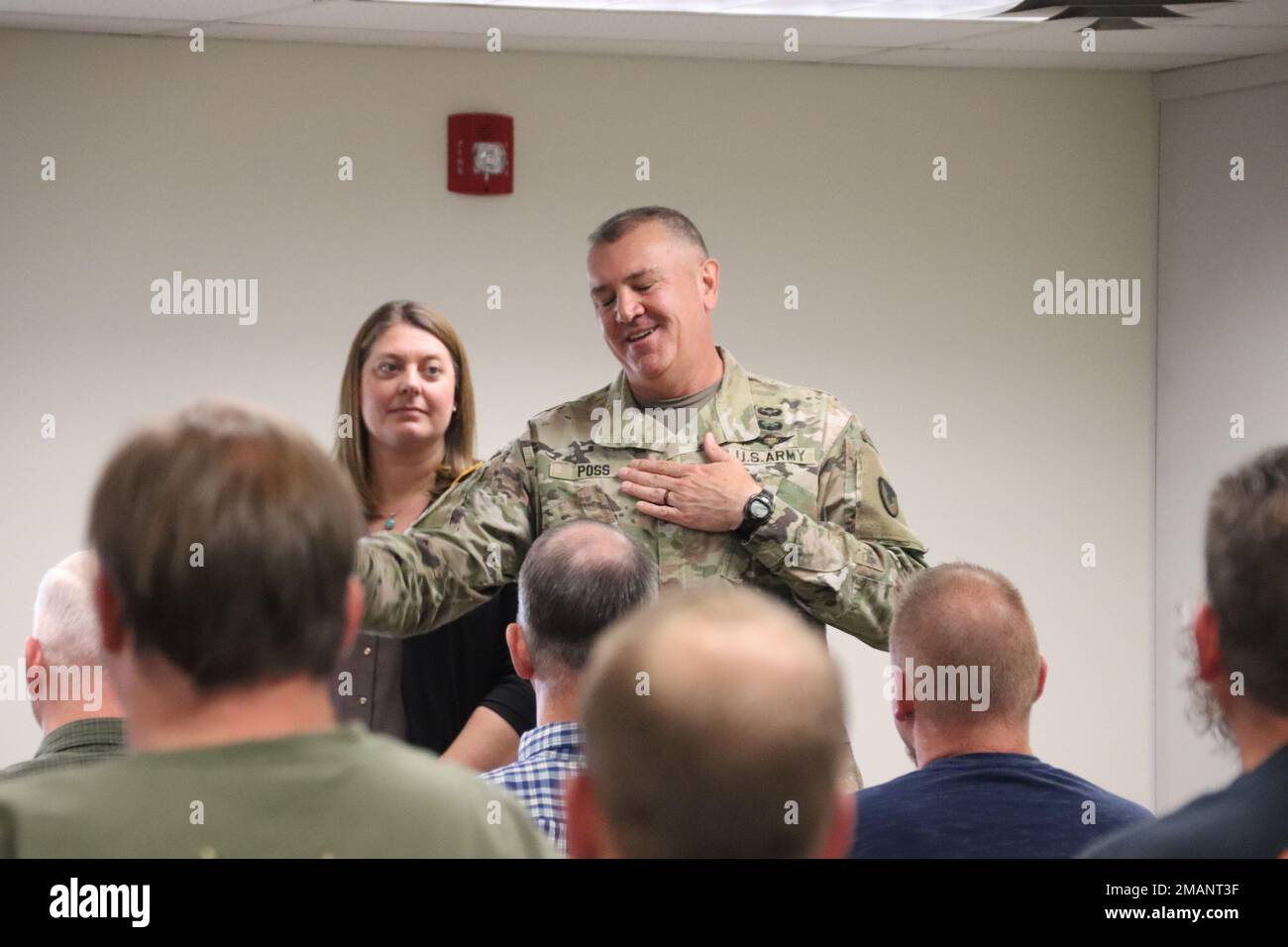 Fort McCoy Garrison Commander Oberst Michael Poss spricht mit ...