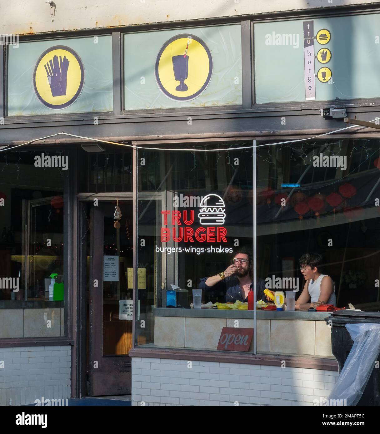 NEW ORLEANS, LA, USA - 18. JANUAR 2023: Ein Paar, das am Hauptfenster ...