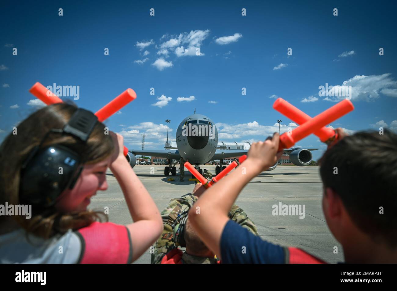 Major Troy Martins Kinder signalisieren, dass der Jet am 4. Juni 2022 ...