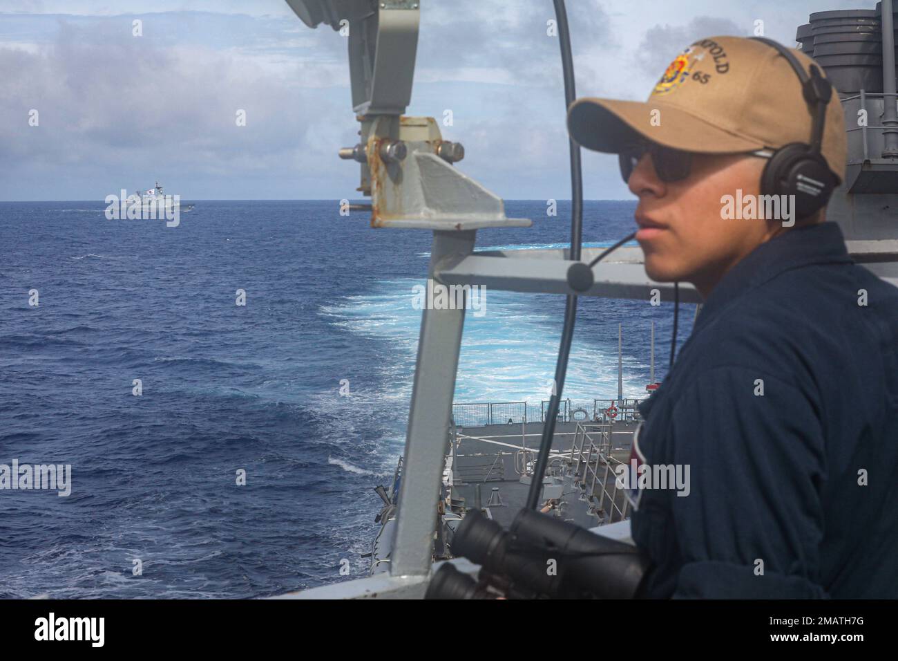PHILIPPINE SEA (4. Juni 2022) Seemann Daniel Aguilar aus Phoenix ...