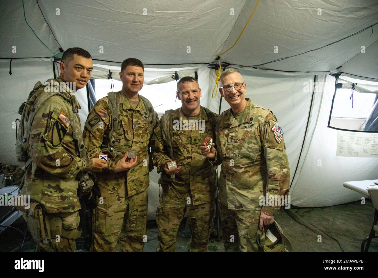 Generalleutnant Theodore D. Martin, kommandierender General, USA Army ...