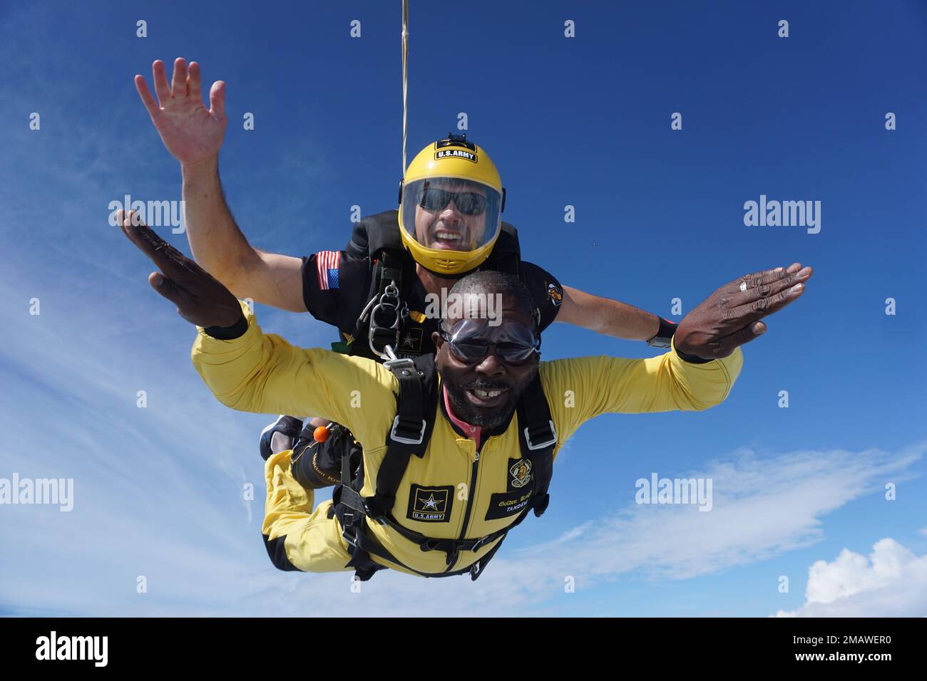Staff Sergeant Daniel Osorio von den USA Army Parachute Team macht am 6 ...