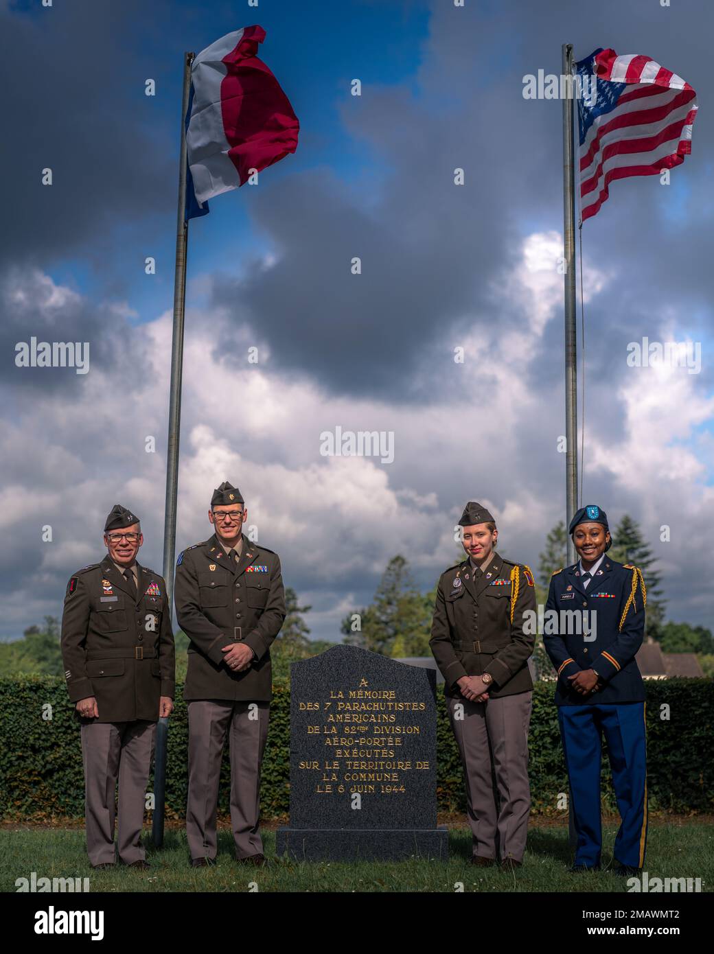 (Von links nach rechts) Major General Greg Brady, Major Thomas Carnes ...