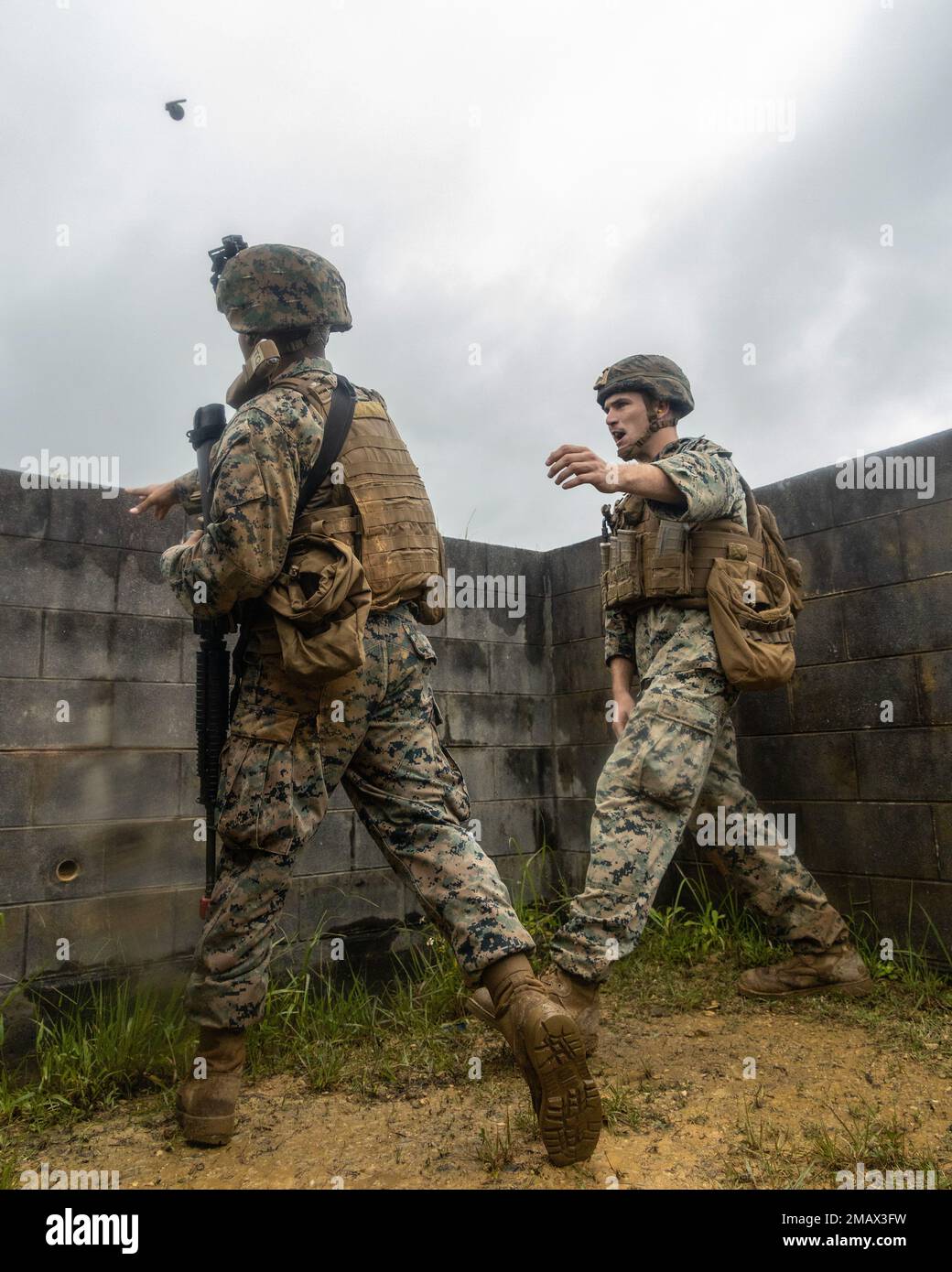 USA Marinekorps CPL. Carlos Velazcorufin, Left, und Sergeant Ian Brewer ...
