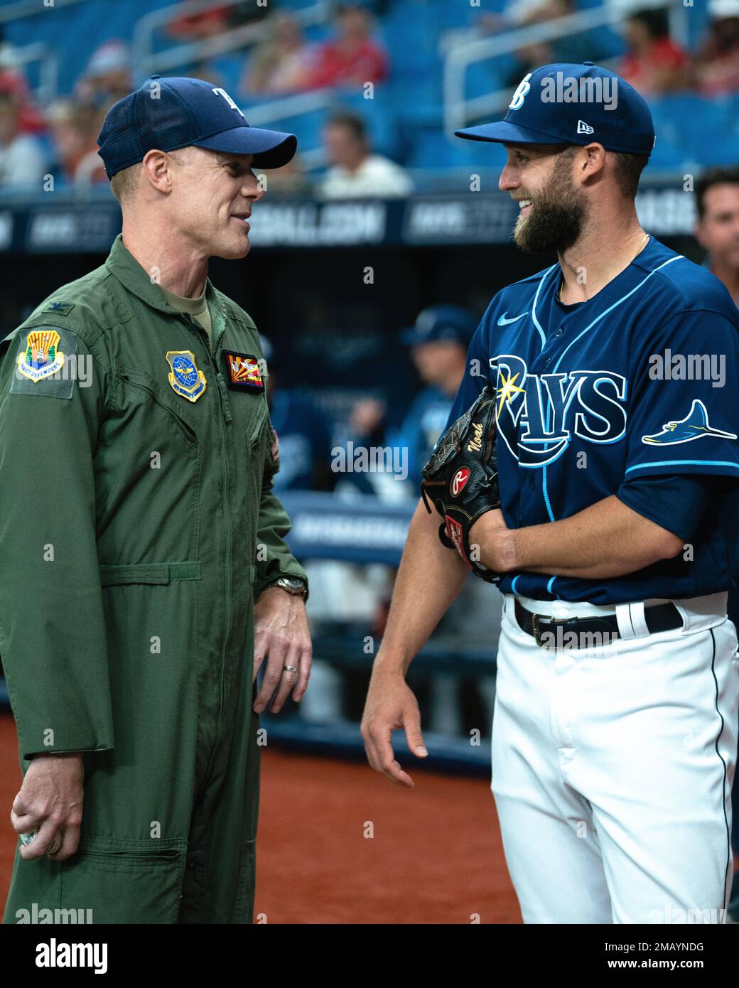 USA Air Force Oberst Benjamin Jonsson, 6. Air Tanken Wing Commander, spricht mit Luke Bard ...