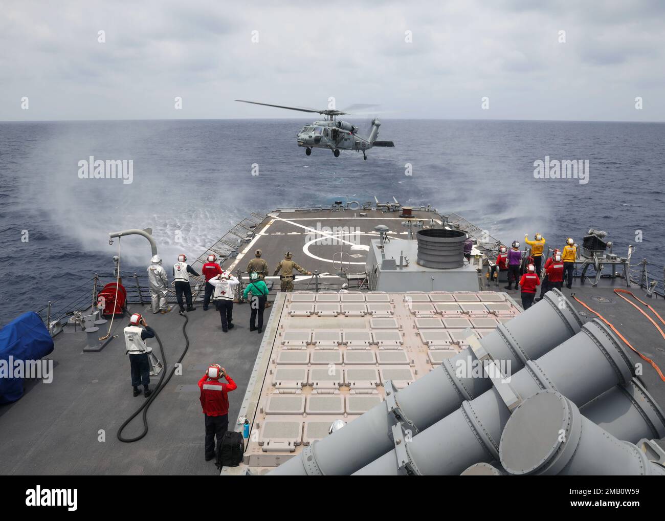 PHILIPPINISCHE SEE (9. Juni 2022) ein MH-60s an Bord der „Goldenen ...