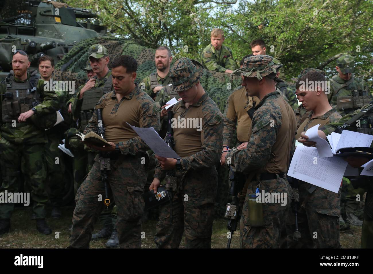 Von links, USA Marinekorps-Kapitän Moises Navas, Kommandeur der Firma ...