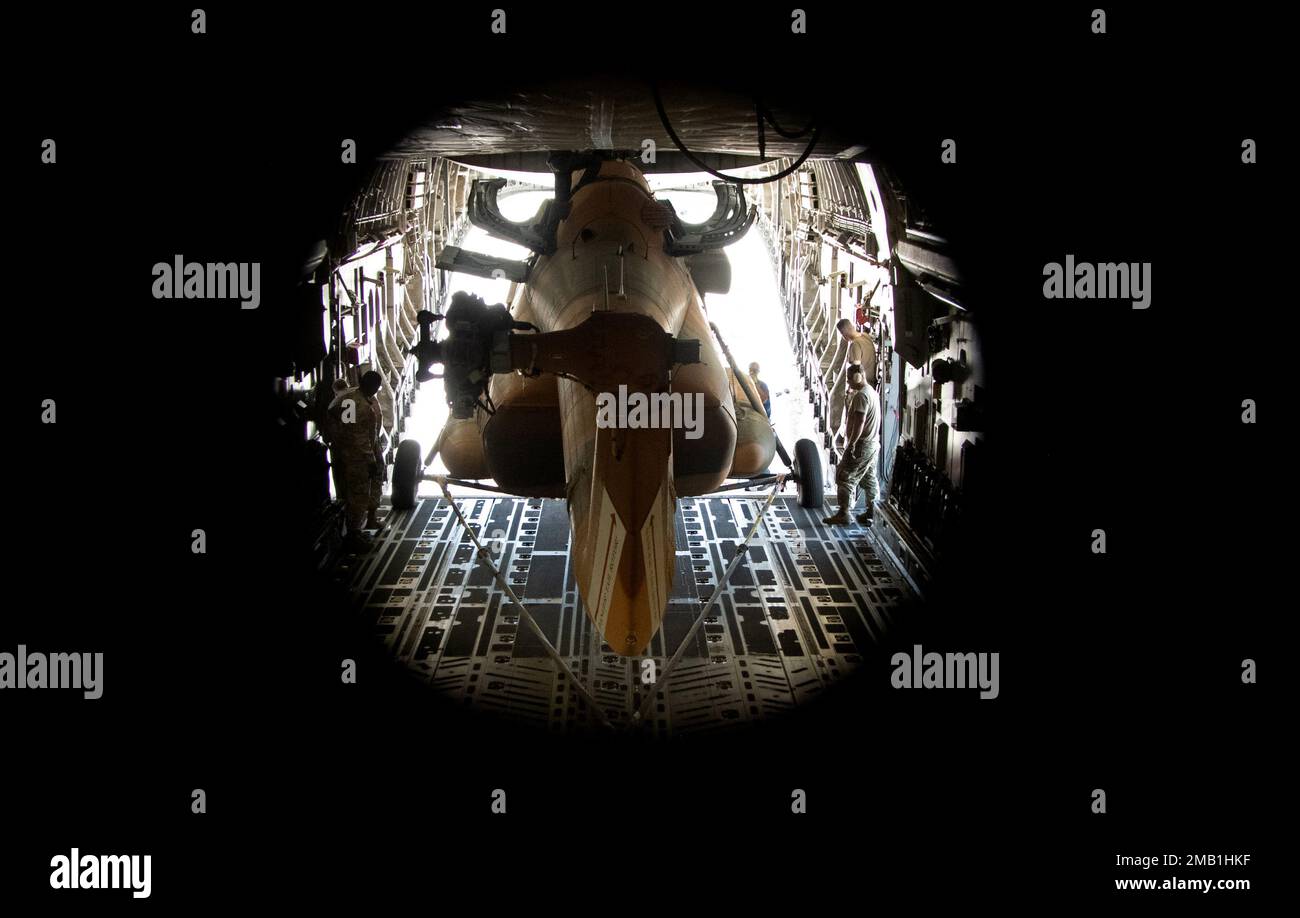 Ein Mi-17 Hubschrauber wird auf ein C-17 Globemaster III Flugzeug am ...