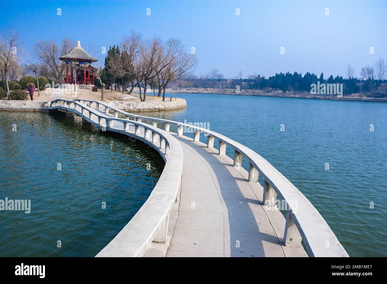 Weg zu einer Insel im See am Bügeleisen Pagoada Park in Sanya. Puno ist ...