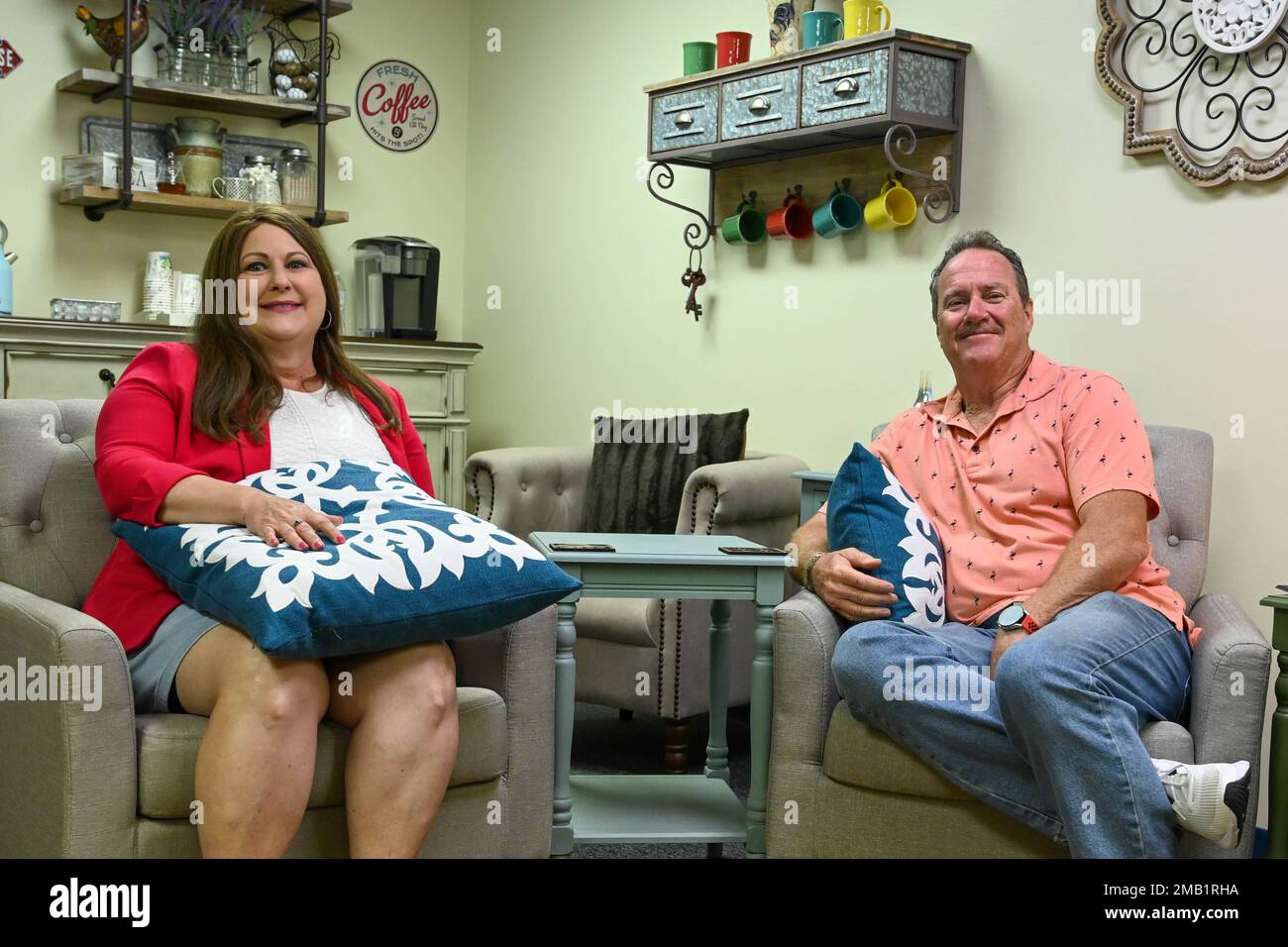 Von links: Susan Bradford, 97. Air Mobility Wing (AMW) Gewaltprävention ...