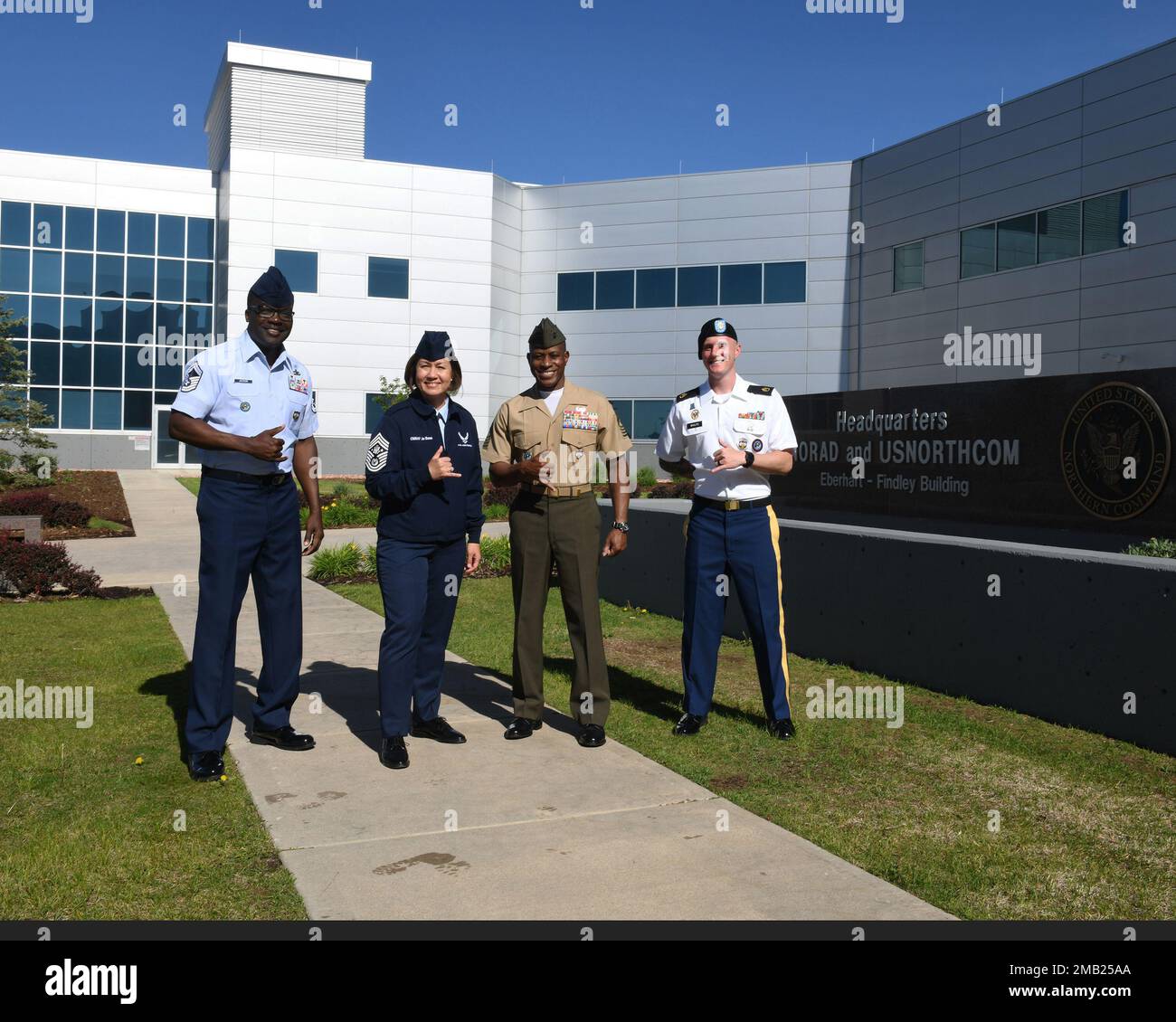 (Von links nach rechts) USA Air Force Senior Master Sgt. Nicholas ...