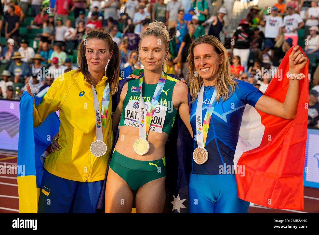 Gold medalist Eleanor Patterson, of Australia, center, stands with ...