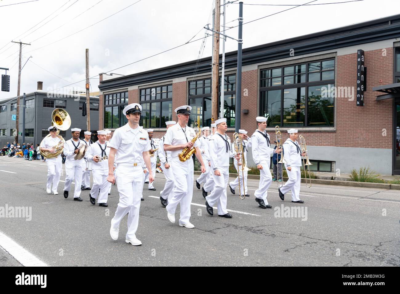 USA Navy Sailors, der Navy Band Northwest zugeteilt, marschieren ...