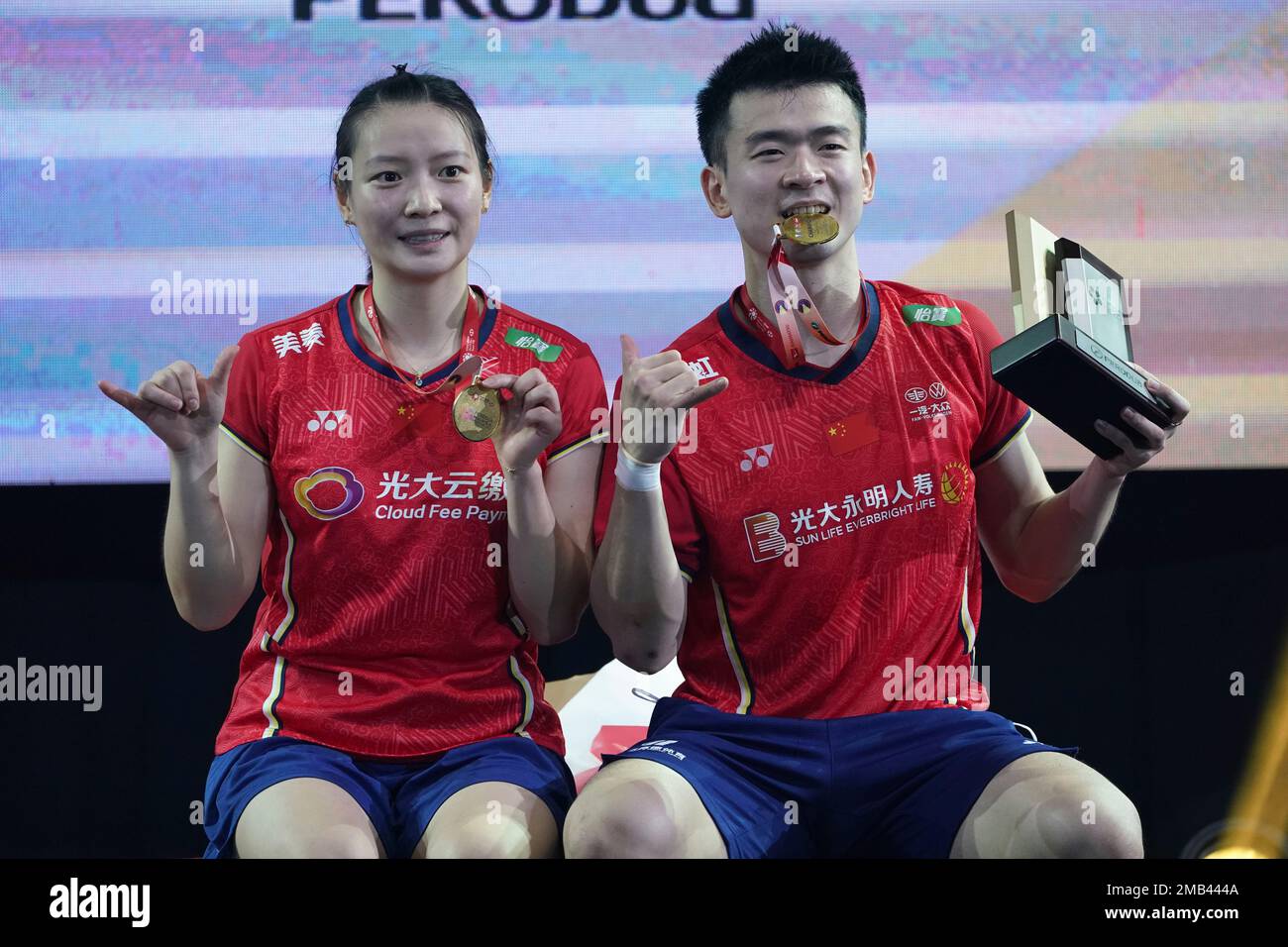 China's Zheng Si Wei, right, and Huang Ya Qiong celebrates on the ...