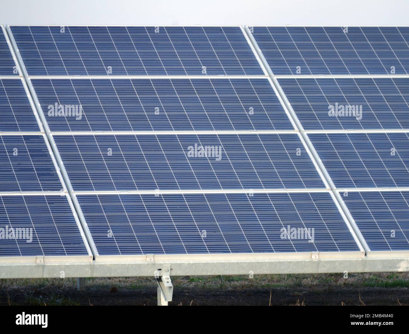 Große Solarpaneele Solarkraftwerke. Grüne Energie. Erzeugung von ...