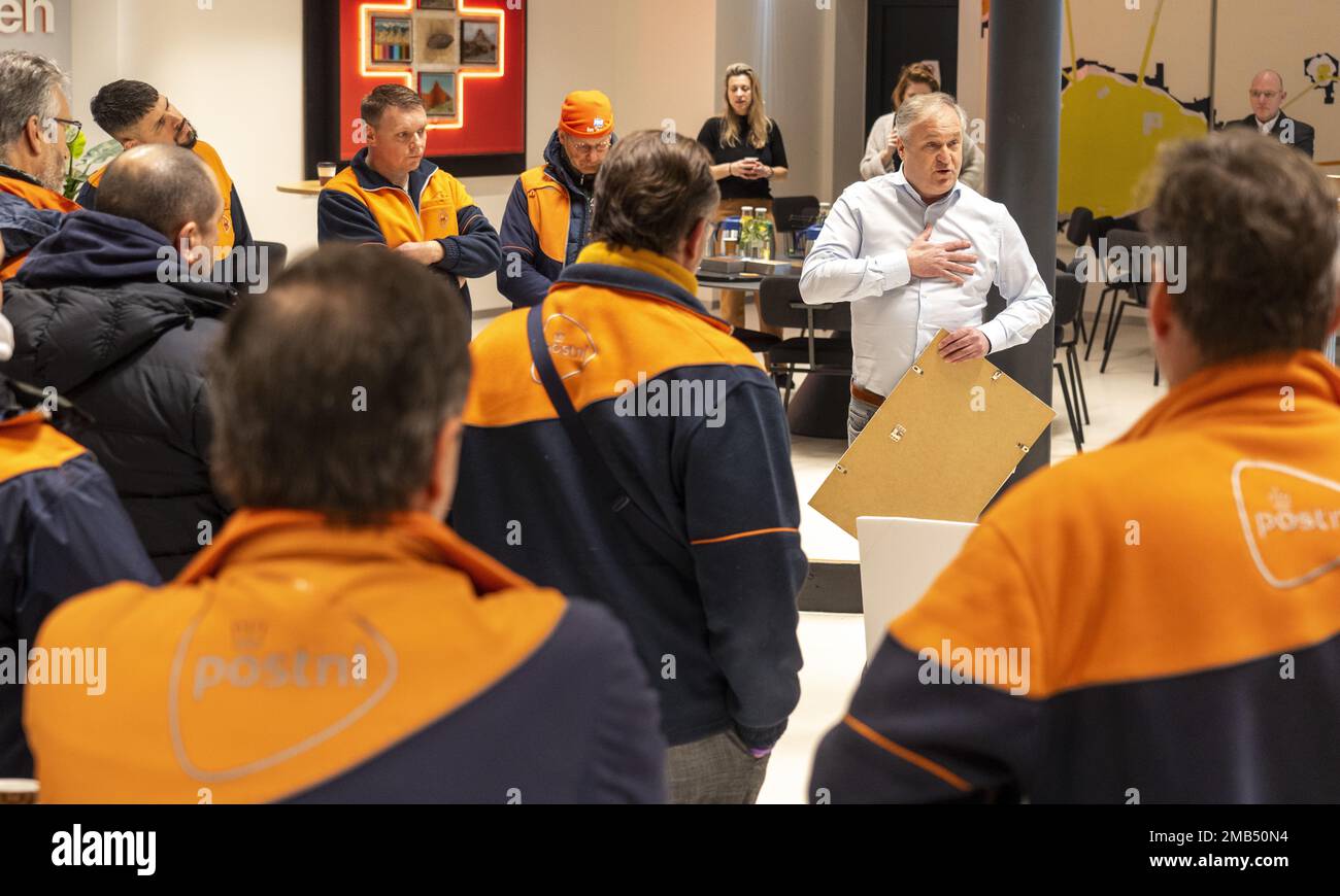 DEN HAAG – streikende Lkw-Fahrer von PostNL bieten Jeroen Veldstra HR ...