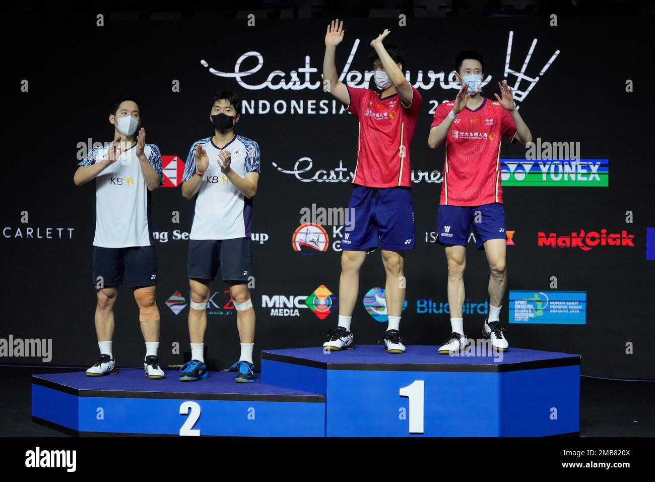 First place winners Liu Yu Chen, second right, and Ou Xuan Yi, right ...