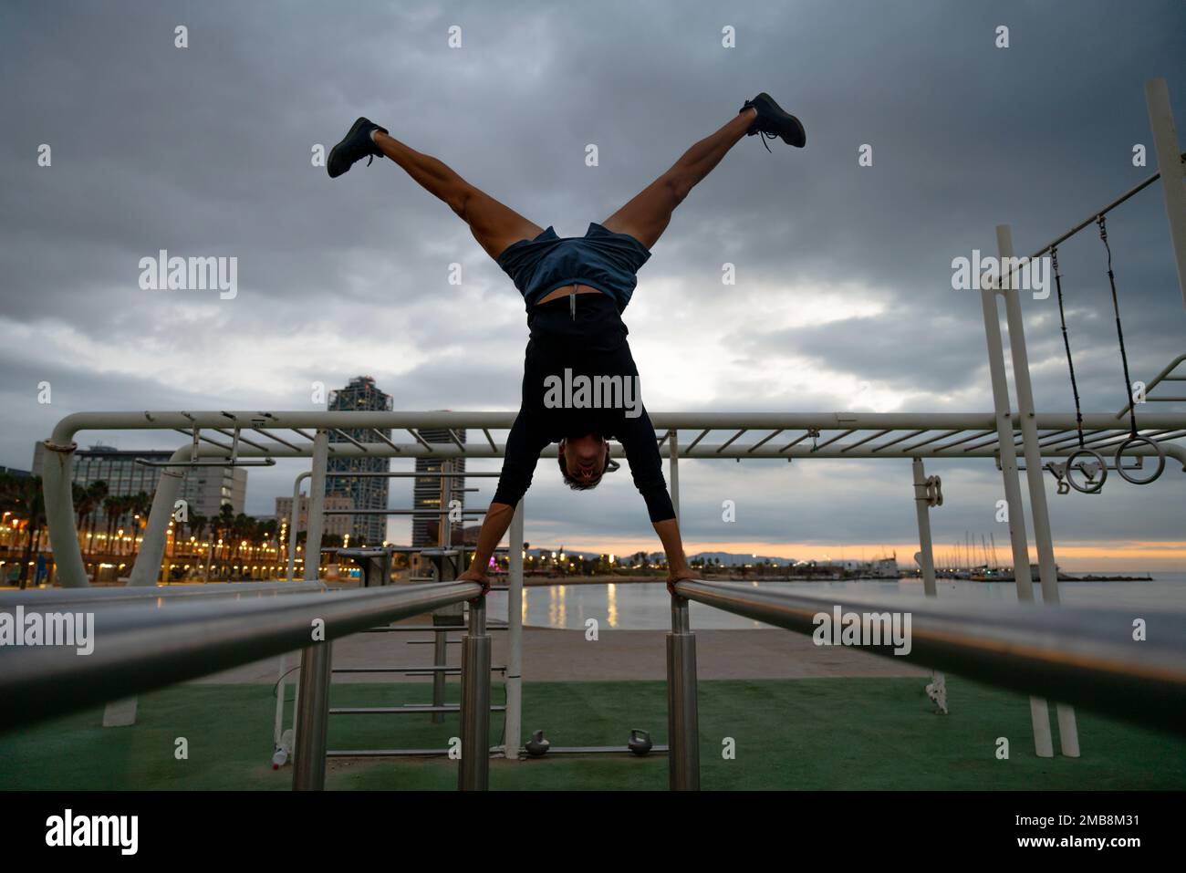 Sportlicher und sportlicher Mann, der funktionelles Training im Outdoor ...