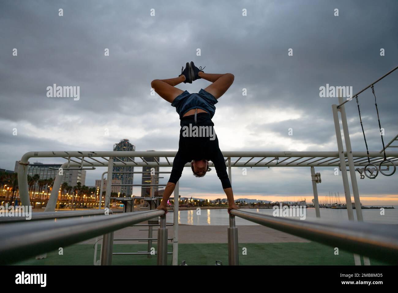 Sportlicher und sportlicher Mann, der funktionelles Training im Outdoor ...