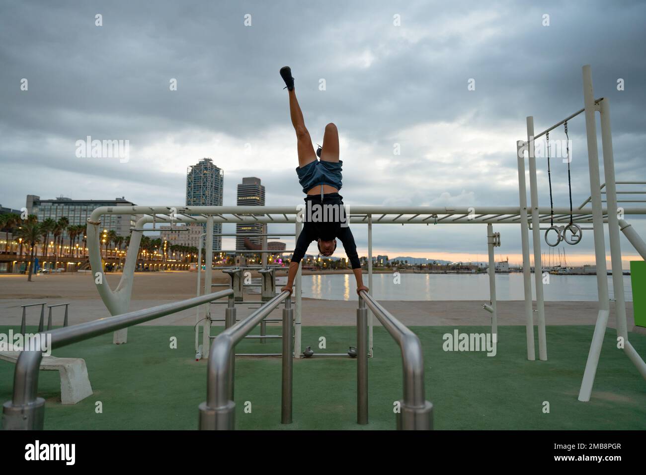 Sportlicher und sportlicher Mann, der funktionelles Training im Outdoor ...