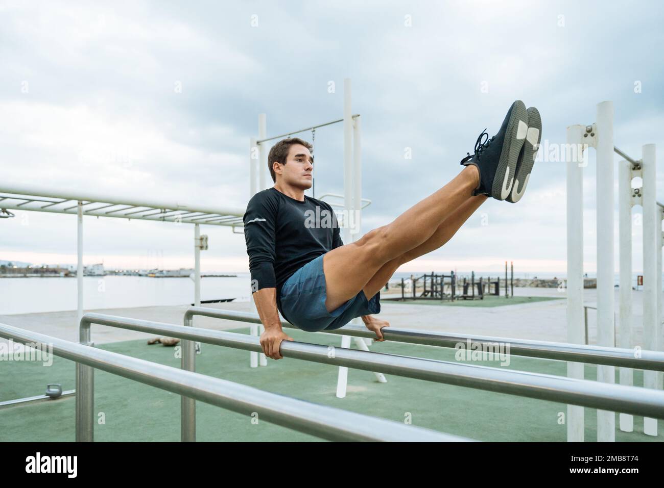 Sportlicher und sportlicher Mann, der funktionelles Training im Outdoor ...