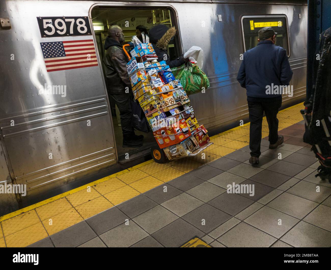 U bahn zug betritt den belebten bahnsteig -Fotos und -Bildmaterial in ...
