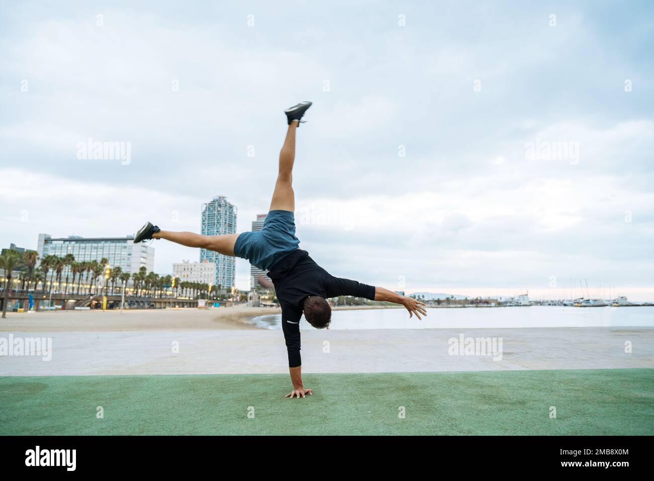 Sportlicher und sportlicher Mann, der funktionelles Training im Outdoor ...