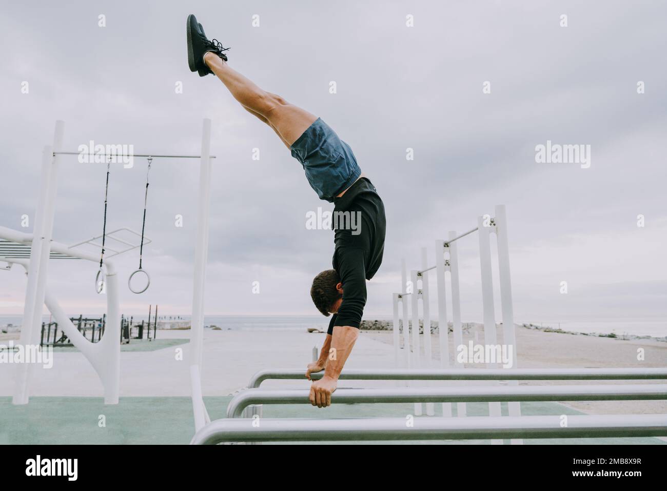 Sportlicher und sportlicher Mann, der funktionelles Training im Outdoor ...