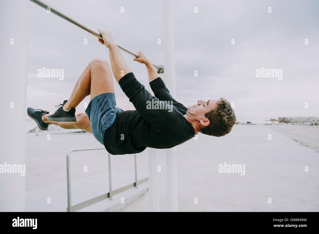 Sportlicher und sportlicher Mann, der funktionelles Training im Outdoor ...