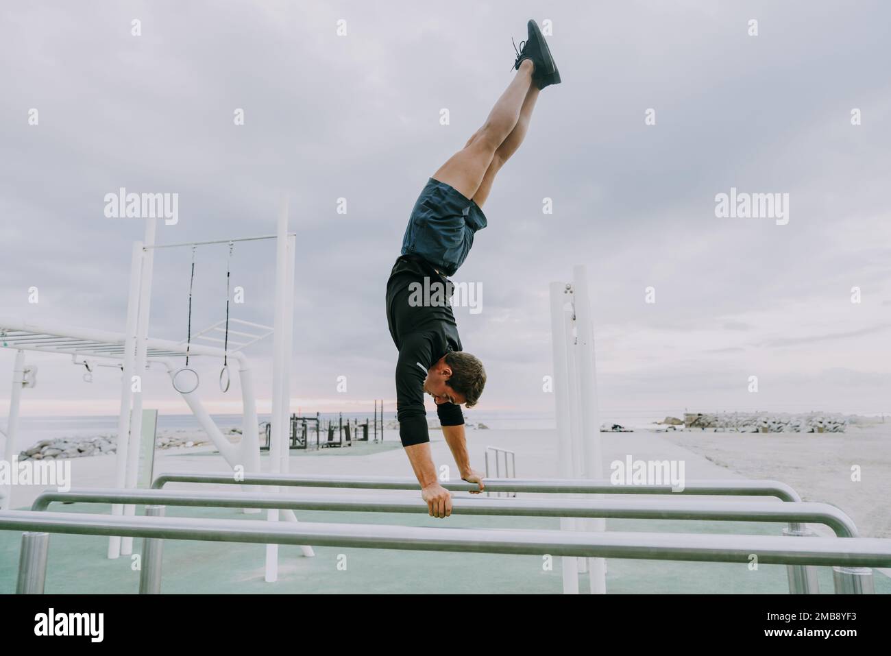 Sportlicher und sportlicher Mann, der funktionelles Training im Outdoor ...