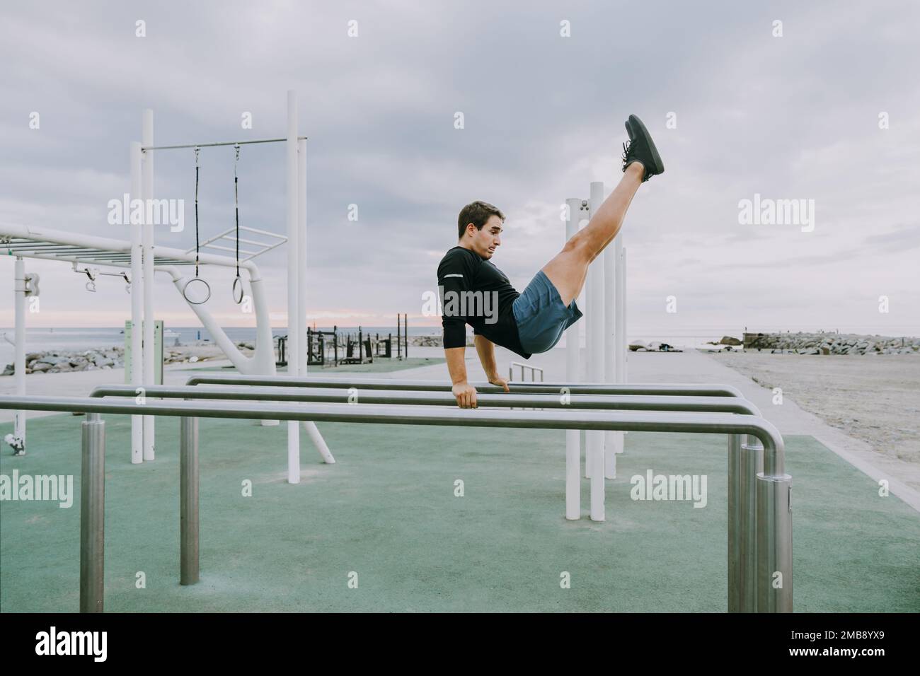 Sportlicher und sportlicher Mann, der funktionelles Training im Outdoor ...