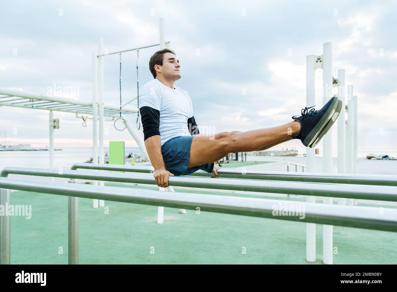 Sportlicher und sportlicher Mann, der funktionelles Training im Outdoor ...