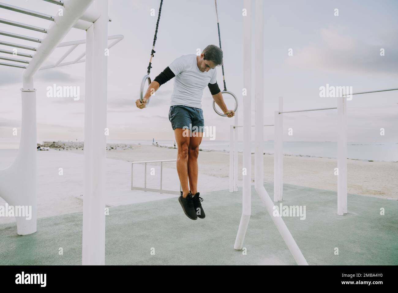 Sportlicher und sportlicher Mann, der funktionelles Training im Outdoor ...