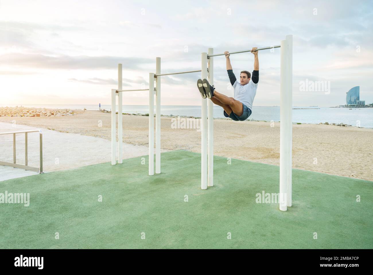 Sportlicher und sportlicher Mann, der funktionelles Training im Outdoor ...