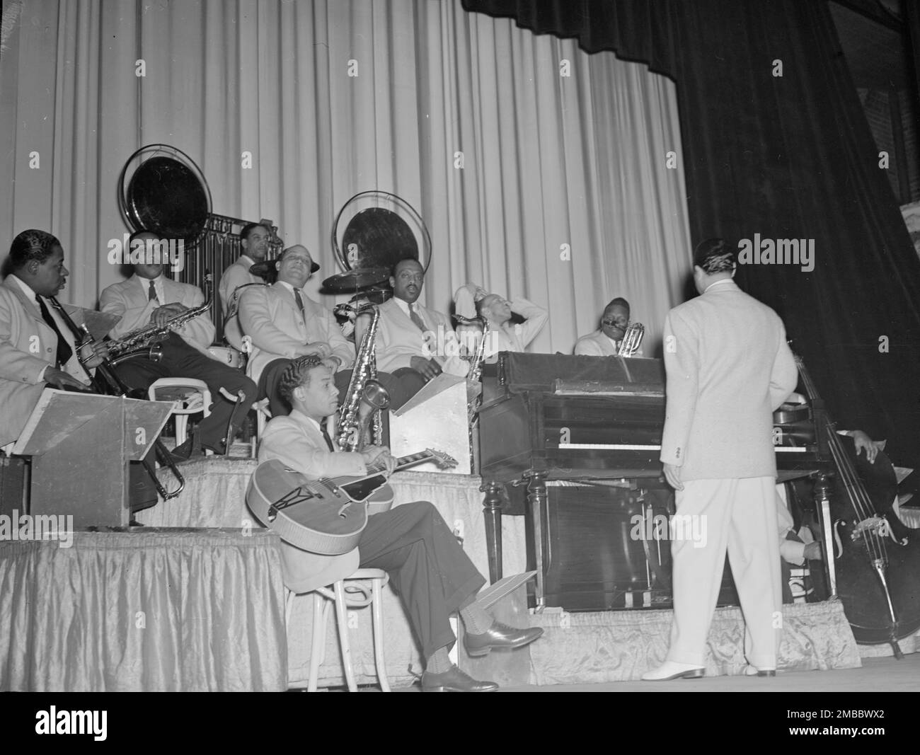 Porträt von Herzog Ellington, Junior Raglin, Juan Tizol, Barney Bigard ...