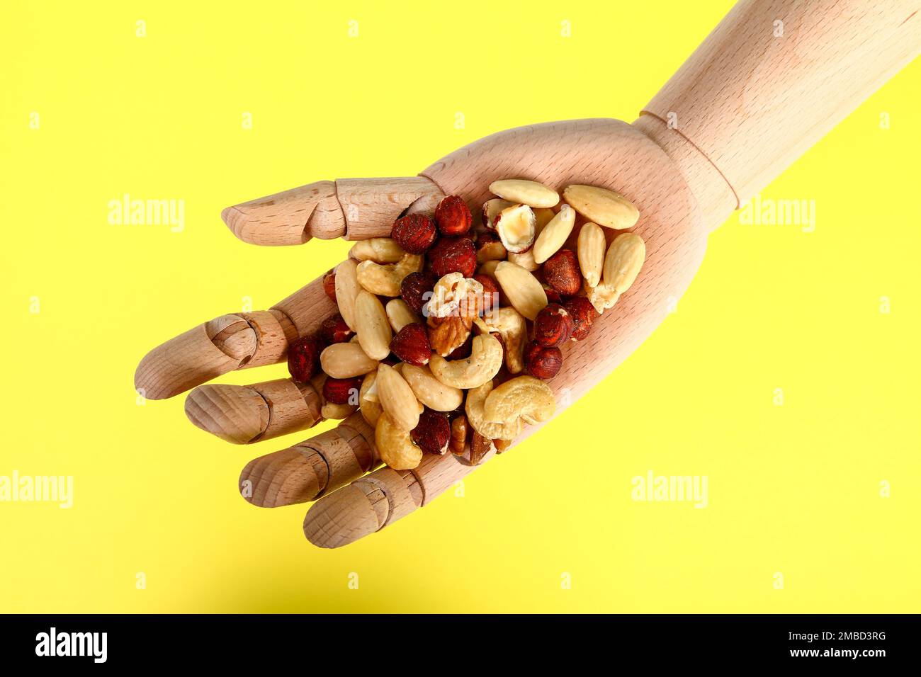 Haufen gemischter Nüsse, bestehend aus Kaschu-Nüssen, Haselnüssen ...