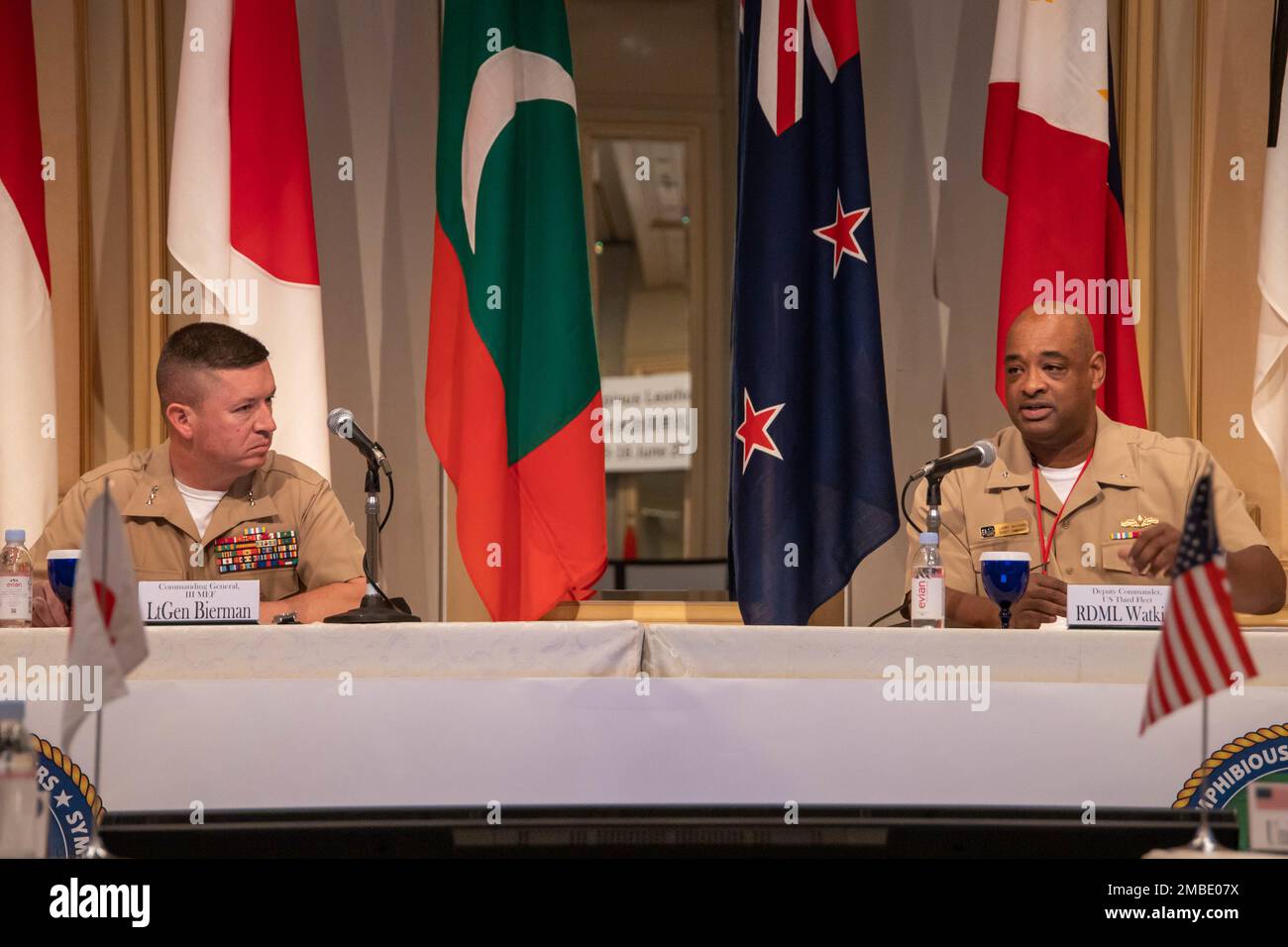 USA Lieutenant General James W. Bierman Jr. des Marine Corps, links ...