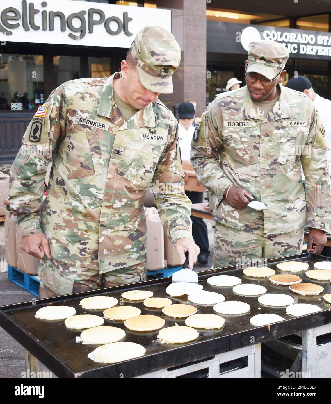 FORT CARSON, Colorado - Oberst Nate Springer, Garnisonskommandeur, USA ...