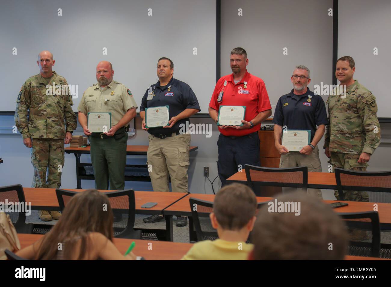 Oberst Vincent Myers, der BACH Commander, und Oberst Andrew Jordan, der ...