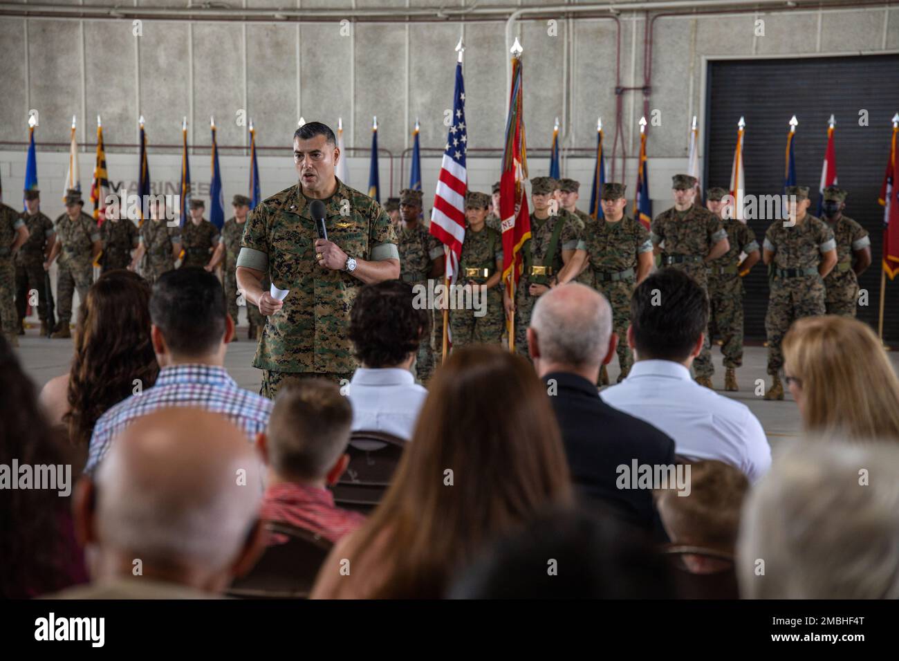 USA Oberstleutnant Julian Flores vom Marinekorps gibt seine ...