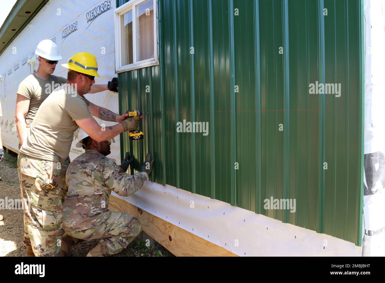 Army Reserve Staff Sgt. Ethan Cowell, steht mit Bohrer, Leiter des ...