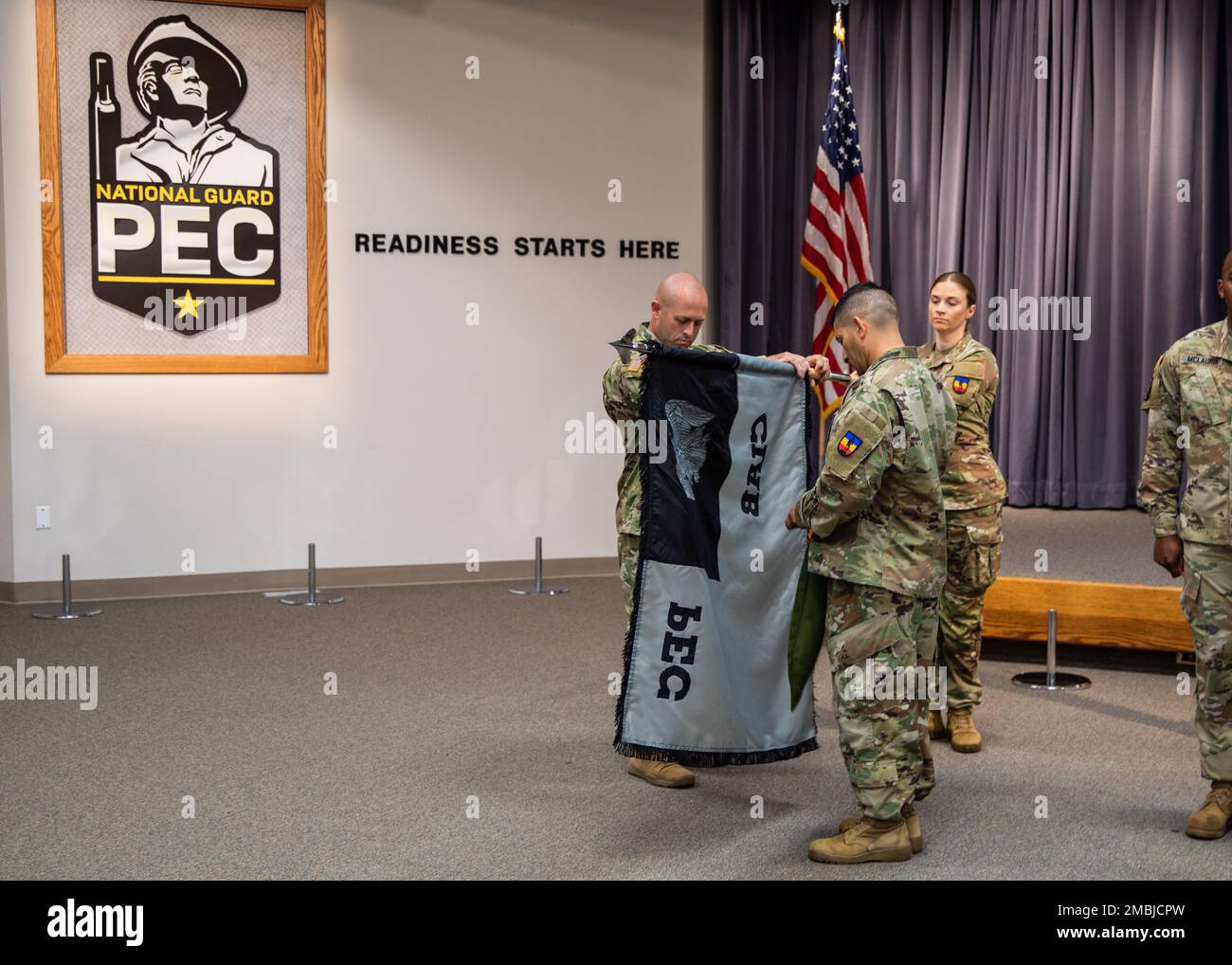 Oberbefehlshaber 3 Gregory Backus entfaltet die Flagge des Cyber and ...