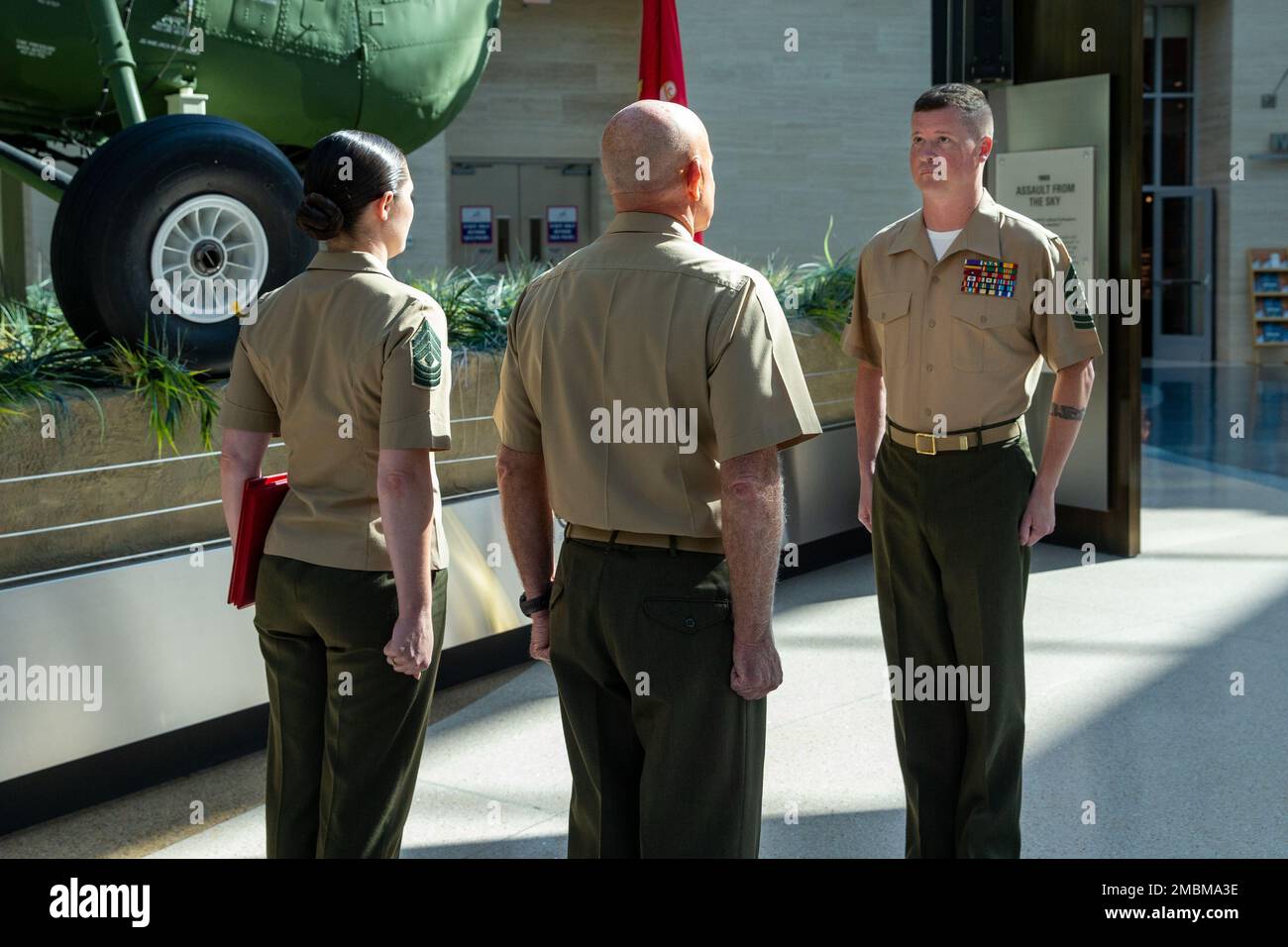 USA Marinekorps Master Sgt. Matthew R. Piano, Right, Operations Chief ...