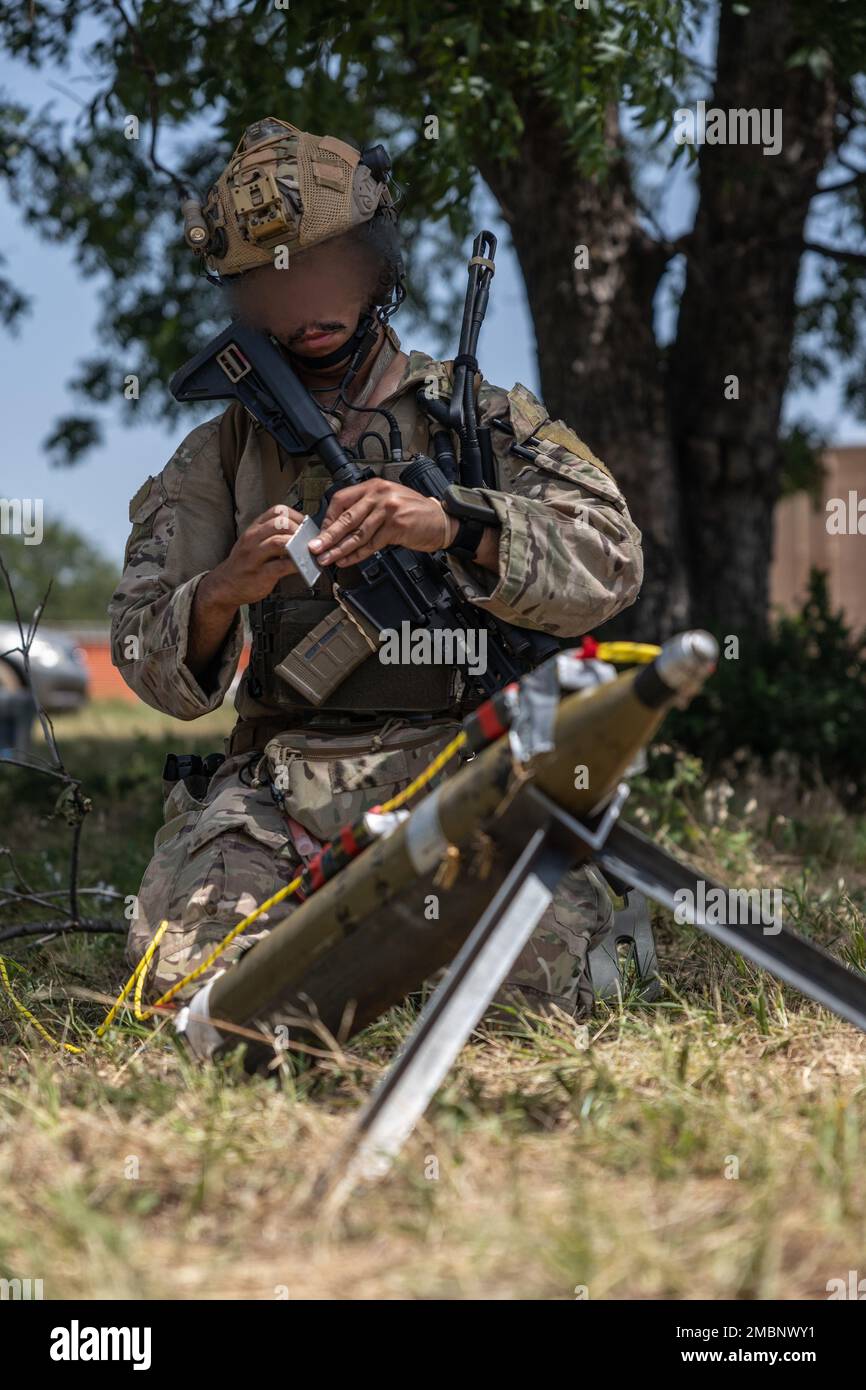 Ein Techniker für die Beseitigung von Sprengkörpern im Sondereinsatzkommando der Marine bereitet ...
