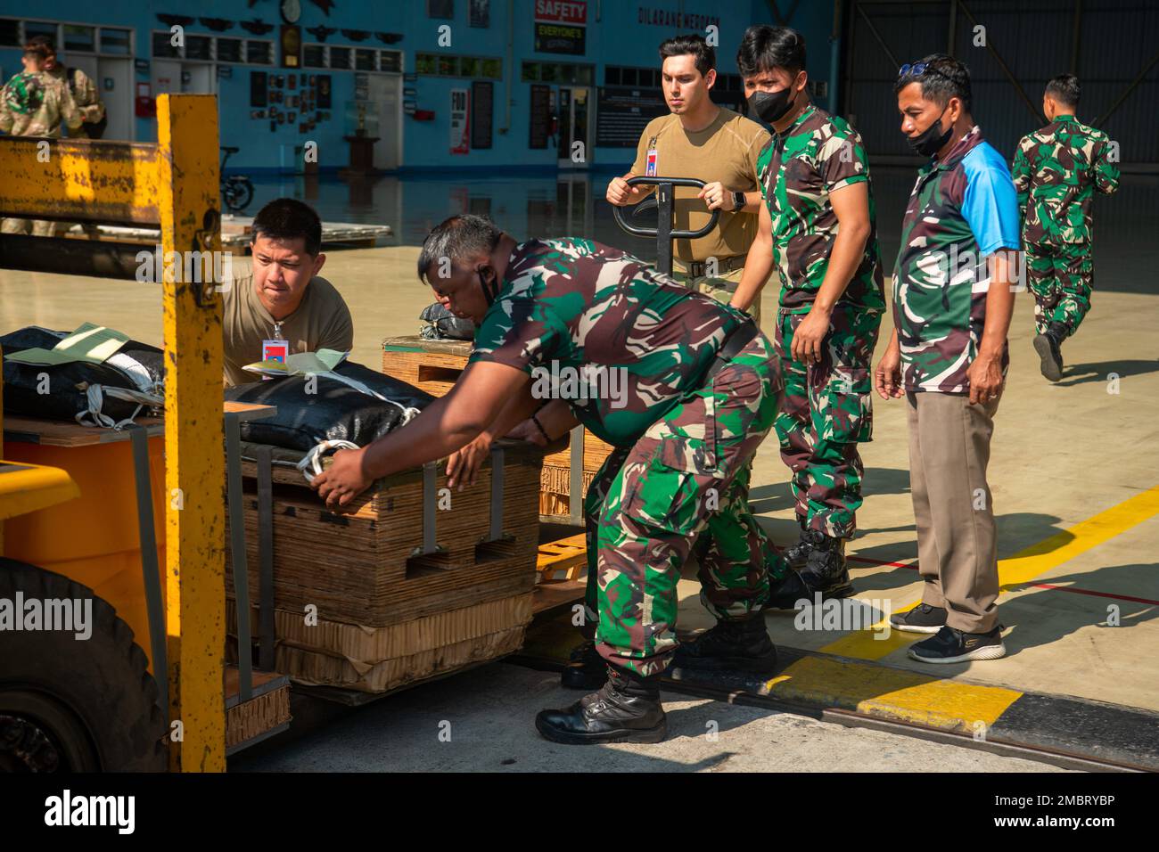 Mitglieder des Dienstes aus den USA Der 374. Airlift Wing der Air Force ...