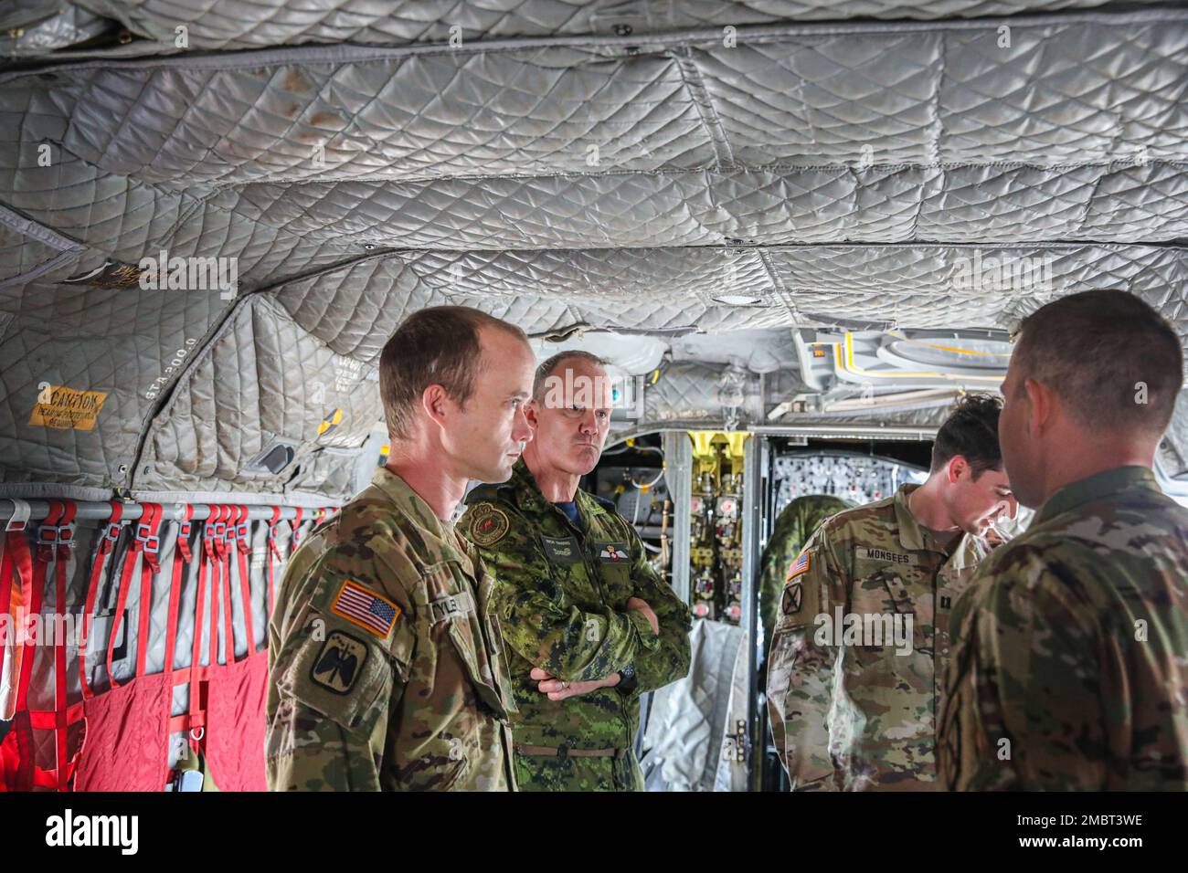 USA Oberst Travis McIntosh, 10. CAB Commander, und Falcon Soldiers ...